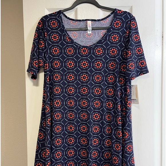 LuLaRoe | Tops | Nwt Lularoe Perfect Tee Side Slit On Both Sides Small | Poshmark